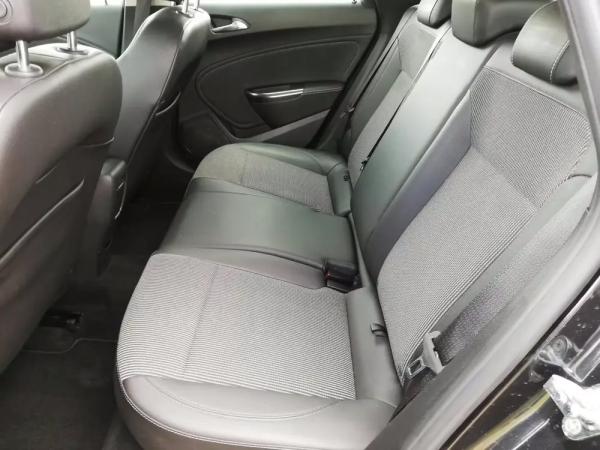 Opel Astra 2011 in Saldus, with an engine capacity of 2.00 L and mileage of 233 thousand km for 4990 €, photo 10 on AUTOMOTO.COM.LV
