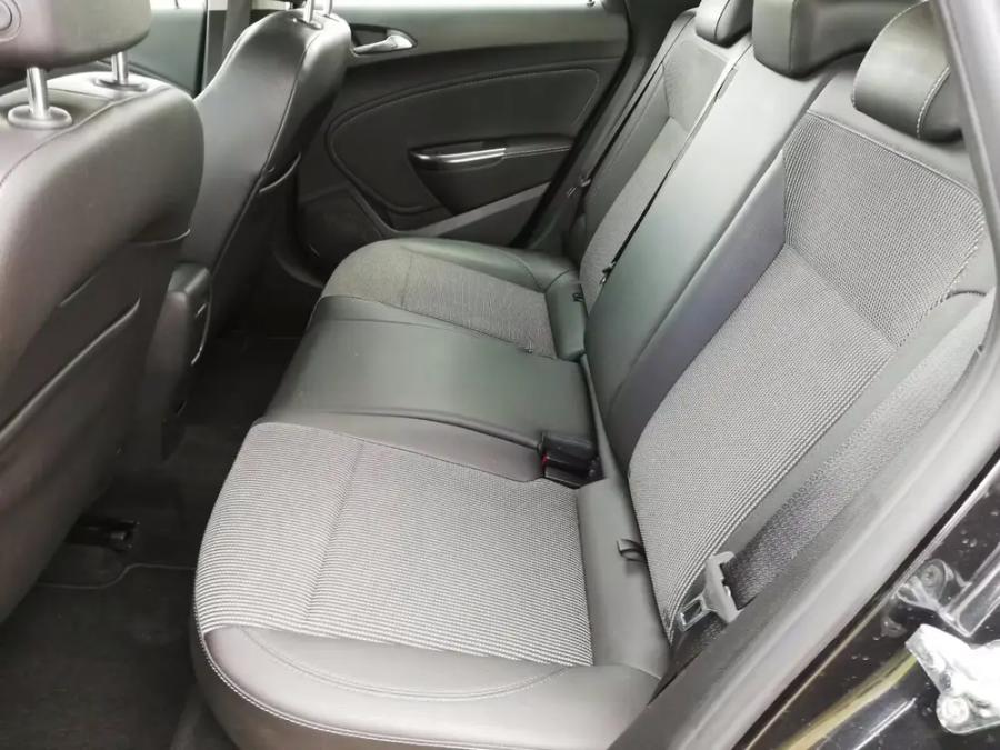 Opel Astra 2011 in Saldus, with an engine capacity of 2.00 L and mileage of 233 thousand km for 4990 €, photo 11 on AUTOMOTO.COM.LV