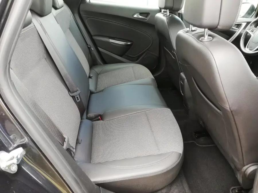 Opel Astra 2011 in Saldus, with an engine capacity of 2.00 L and mileage of 233 thousand km for 4990 €, photo 12 on AUTOMOTO.COM.LV