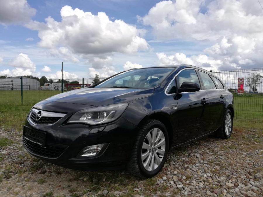 Opel Astra 2011 in Riga, with an engine capacity of 2.00 L and mileage of 233 thousand km for 4990 €, photo 1 on AUTOMOTO.COM.LV
