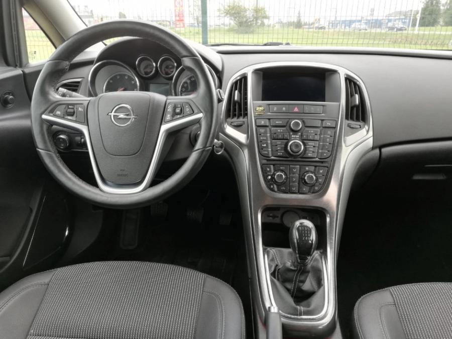 Opel Astra 2011 in Riga, with an engine capacity of 2.00 L and mileage of 233 thousand km for 4990 €, photo 5 on AUTOMOTO.COM.LV