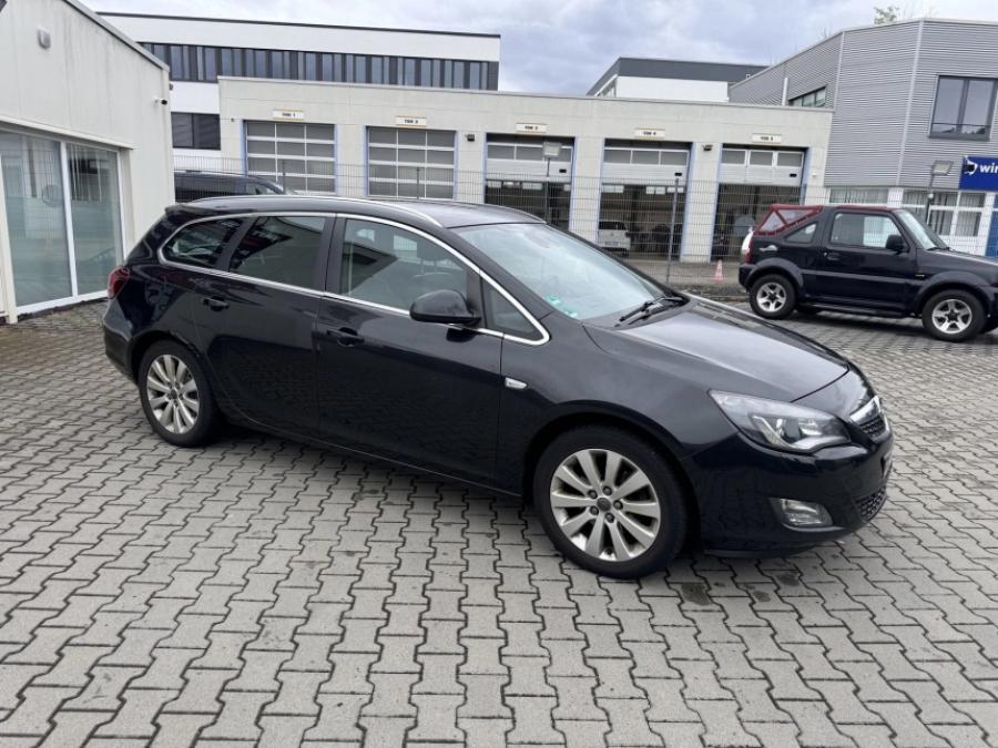 Opel Astra 2011 in Riga, with an engine capacity of 2.00 L and mileage of 233 thousand km for 4990 €, photo 8 on AUTOMOTO.COM.LV