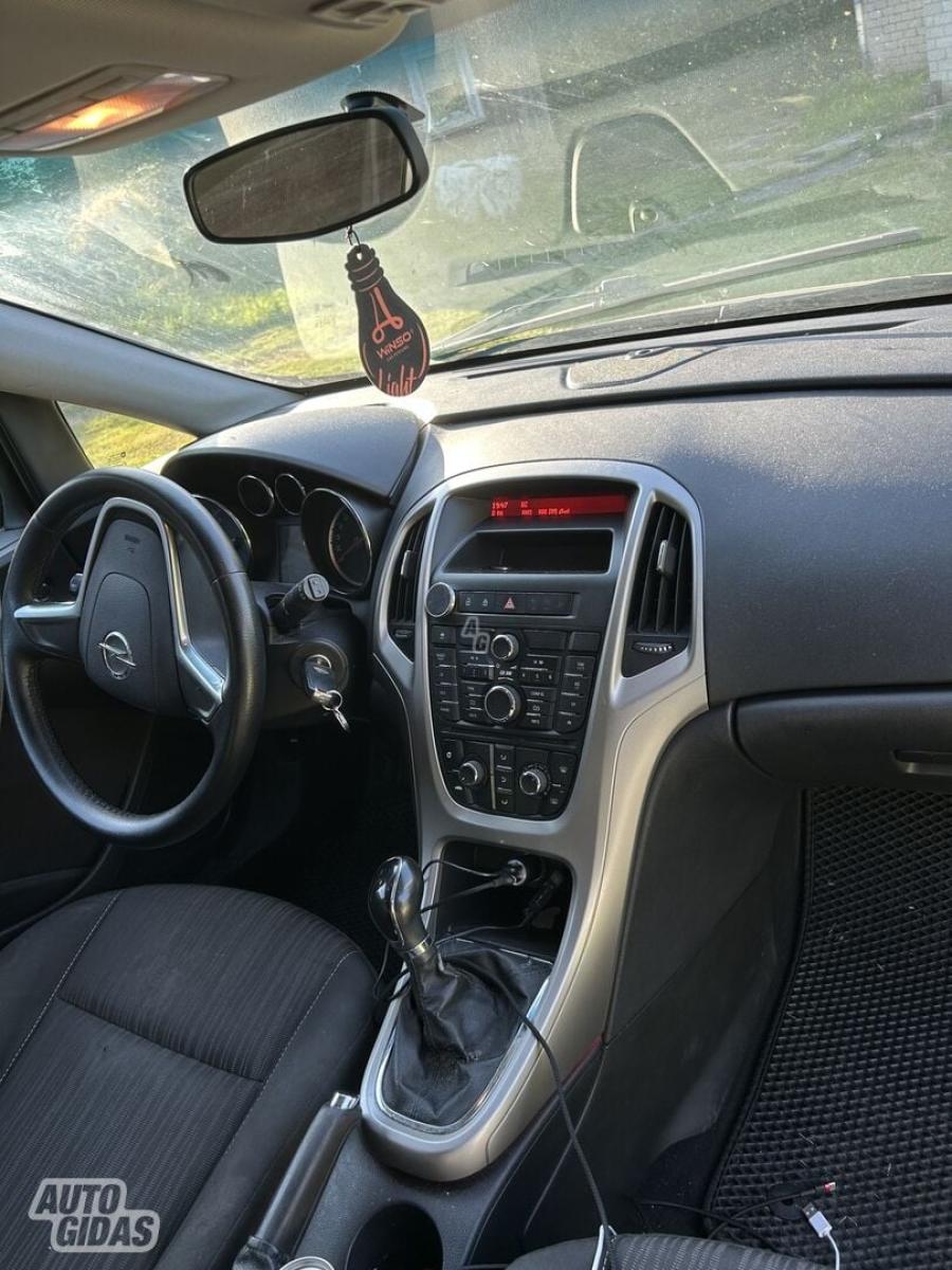 Opel Astra 2011 in Siauliai, with an engine capacity of 2.00 L and mileage of 374 thousand km for 1680 €, photo 4 on AUTOMOTO.COM.LV