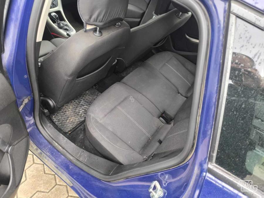 Opel Astra 2011 in Kaunas, with an engine capacity of 1.70 L and mileage of 296 thousand km for 1690 €, photo 8 on AUTOMOTO.COM.LV