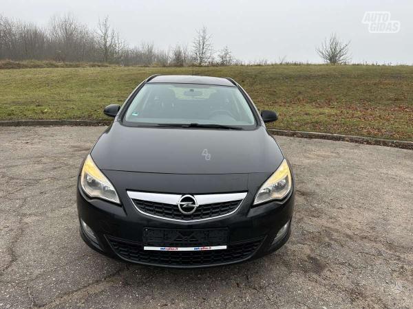 Opel Astra 2011 in Kaunas, with an engine capacity of 2.00 L and mileage of 193 thousand km for 3480 €, photo 2 on AUTOMOTO.COM.LV