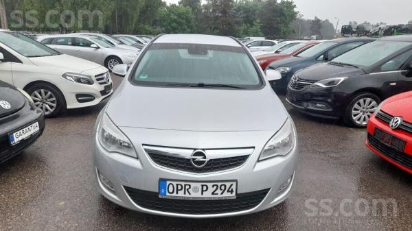 Opel Astra 2012 in Riga, with an engine capacity of 1.40 L and mileage of 220 thousand km for 4000 €, photo 1 on AUTOMOTO.COM.LV