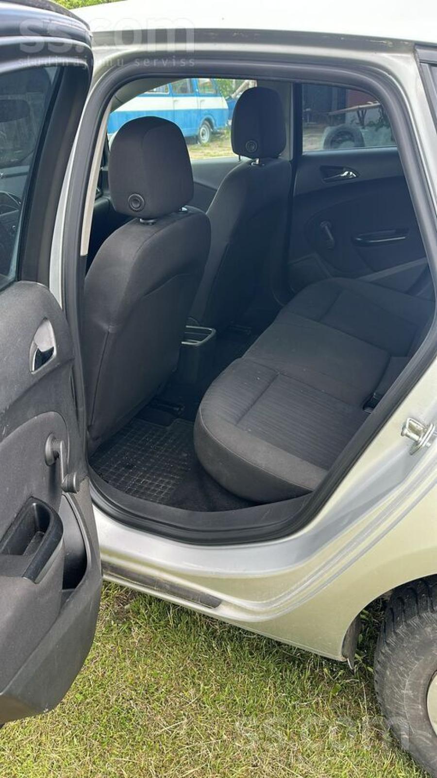 Opel Astra 2012 in Preili, with an engine capacity of 1.60 L and mileage of 290 thousand km for 2100 €, photo 6 on AUTOMOTO.COM.LV