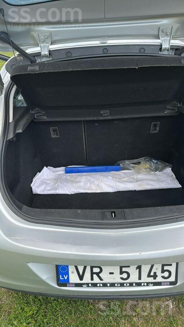 Opel Astra 2012 in Preili, with an engine capacity of 1.60 L and mileage of 290 thousand km for 2100 €, photo 7 on AUTOMOTO.COM.LV