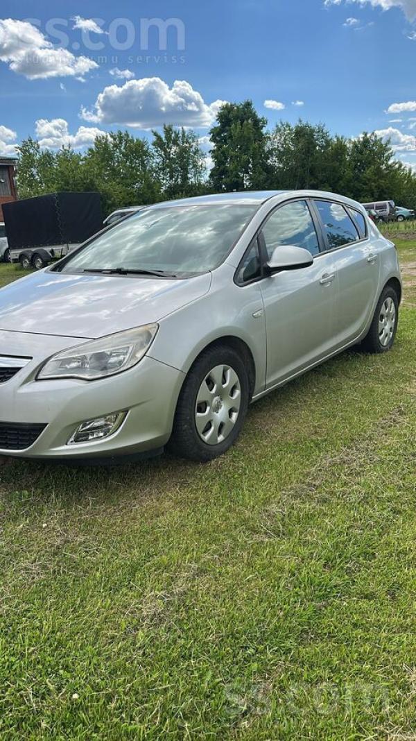 Opel Astra 2012 in Preili, with an engine capacity of 1.60 L and mileage of 290 thousand km for 2100 €, photo 10 on AUTOMOTO.COM.LV