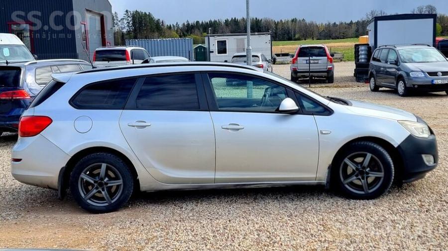 Opel Astra 2012 in Cesis, with an engine capacity of 1.70 L and mileage of 428 thousand km for 1700 €, photo 4 on AUTOMOTO.COM.LV
