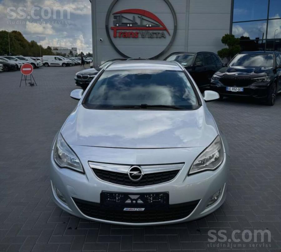 Opel Astra 2013 in Telschi, with an engine capacity of 1.70 L and mileage of 224 thousand km for 4399 €, photo 2 on AUTOMOTO.COM.LV