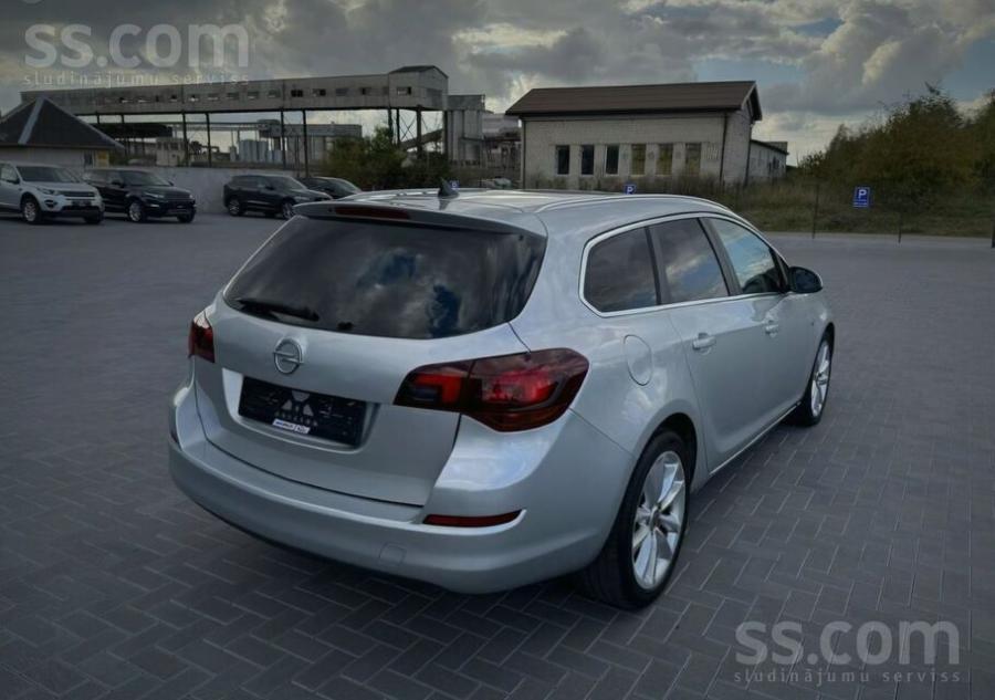 Opel Astra 2013 in Telschi, with an engine capacity of 1.70 L and mileage of 224 thousand km for 4399 €, photo 4 on AUTOMOTO.COM.LV