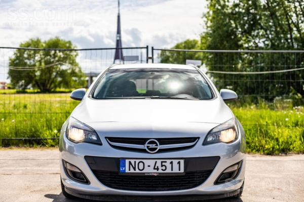 Opel Astra 2015 in Riga, with an engine capacity of 1.70 L and mileage of 366 thousand km for 4990 €, photo 3 on AUTOMOTO.COM.LV