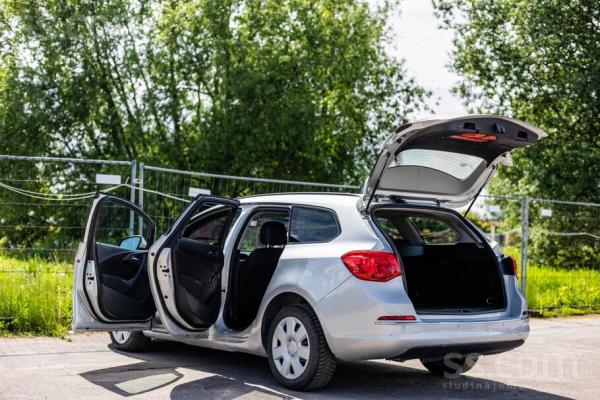 Opel Astra 2015 in Riga, with an engine capacity of 1.70 L and mileage of 366 thousand km for 4990 €, photo 9 on AUTOMOTO.COM.LV