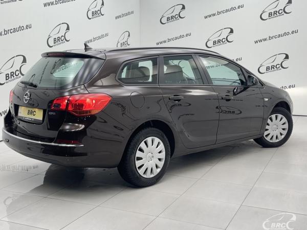 Opel Astra 2015 in Vilnius, with an engine capacity of 1.60 L and mileage of 268 thousand km for 5900 €, photo 2 on AUTOMOTO.COM.LV