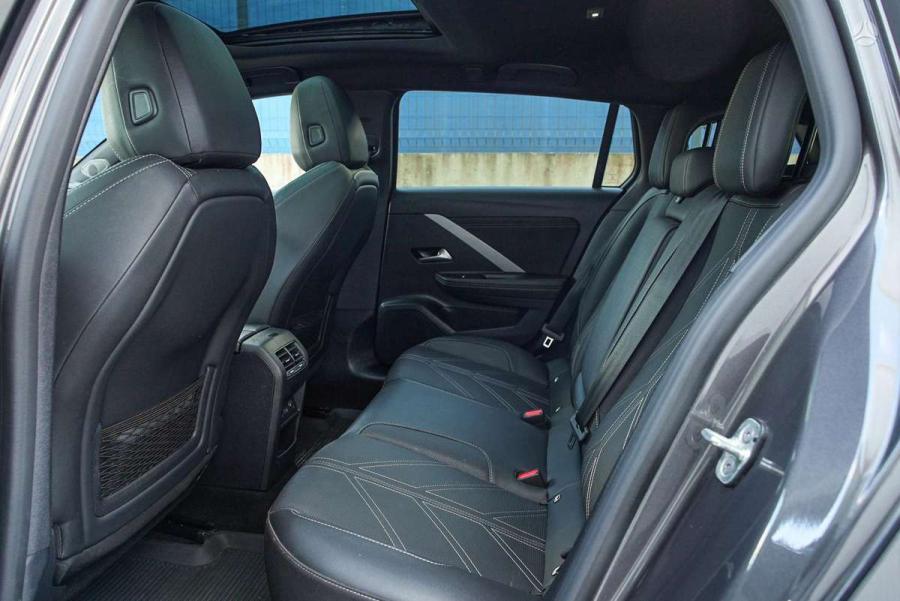 Opel Astra 2024 in Kaunas, with an engine capacity of 1.20 L and mileage of 21 thousand km for 21250 €, photo 37 on AUTOMOTO.COM.LV