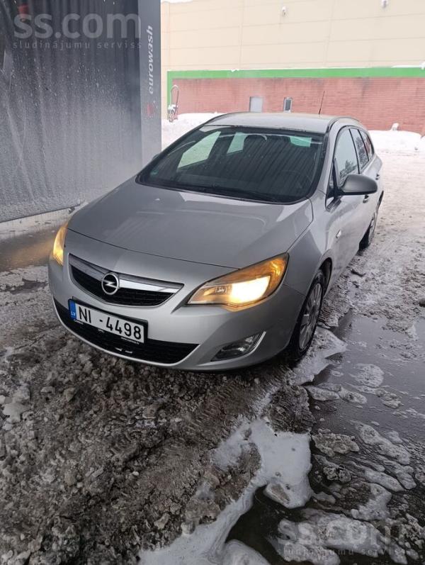 Grey Opel Astra Van 2011 in Tukums, with an engine capacity of 1.70 L and mileage of 260 thousand km for 1400 €, photo 1 on AUTOMOTO.COM.LV