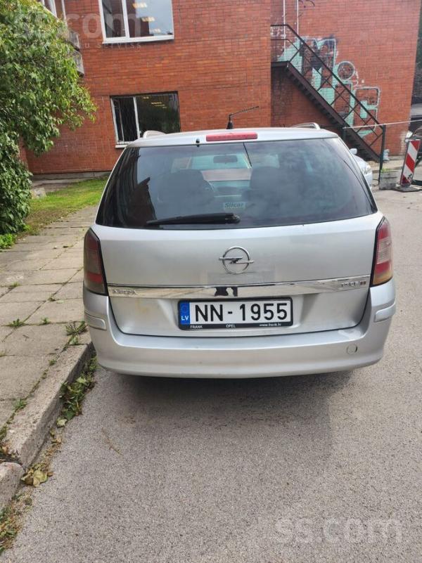 Grey Opel Astra Van 2007 in Riga, with an engine capacity of 1.70 L and mileage of 310 thousand km for 1000 €, photo 1 on AUTOMOTO.COM.LV