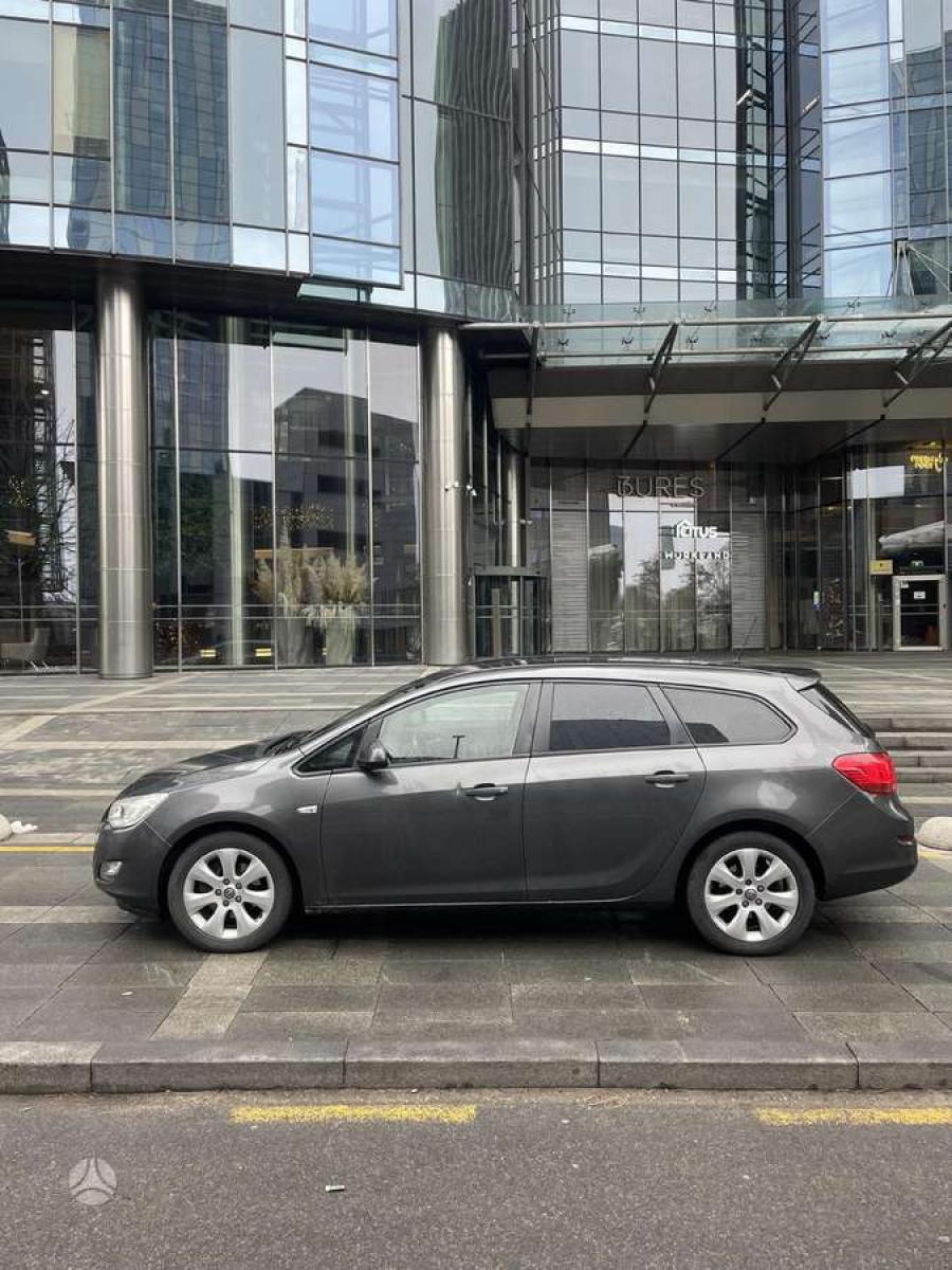 Violet Opel Astra 2012 in Vilnius, with an engine capacity of 1.69 L and mileage of 220 thousand km for 2200 €, photo 3 on AUTOMOTO.COM.LV