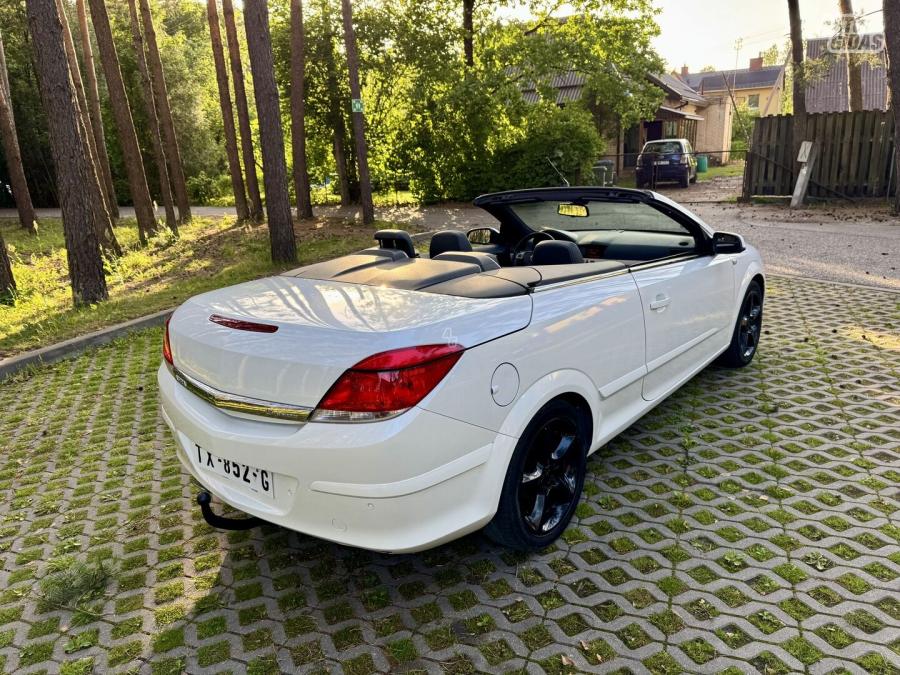 White Opel Astra 2006 in Kaunas, with an engine capacity of 1.60 L and mileage of 230 thousand km for 3500 €, photo 3 on AUTOMOTO.COM.LV