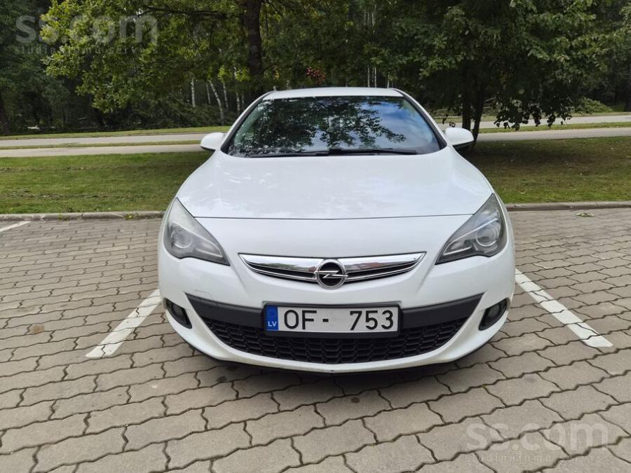 White Opel Astra 2012 in Riga, with an engine capacity of 1.70 L and mileage of 255 thousand km for 4500 €, photo 3 on AUTOMOTO.COM.LV