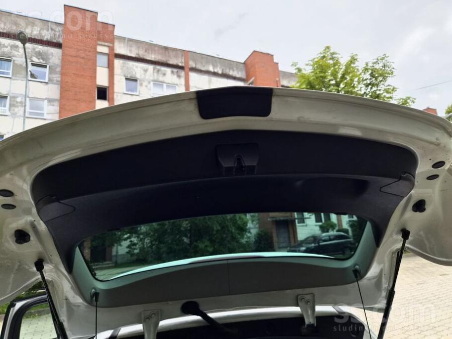 White Opel Astra 2012 in Riga, with an engine capacity of 1.70 L and mileage of 255 thousand km for 4500 €, photo 5 on AUTOMOTO.COM.LV