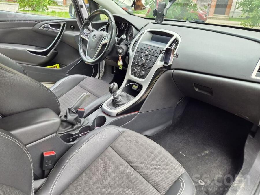 White Opel Astra 2012 in Riga, with an engine capacity of 1.70 L and mileage of 255 thousand km for 4500 €, photo 7 on AUTOMOTO.COM.LV