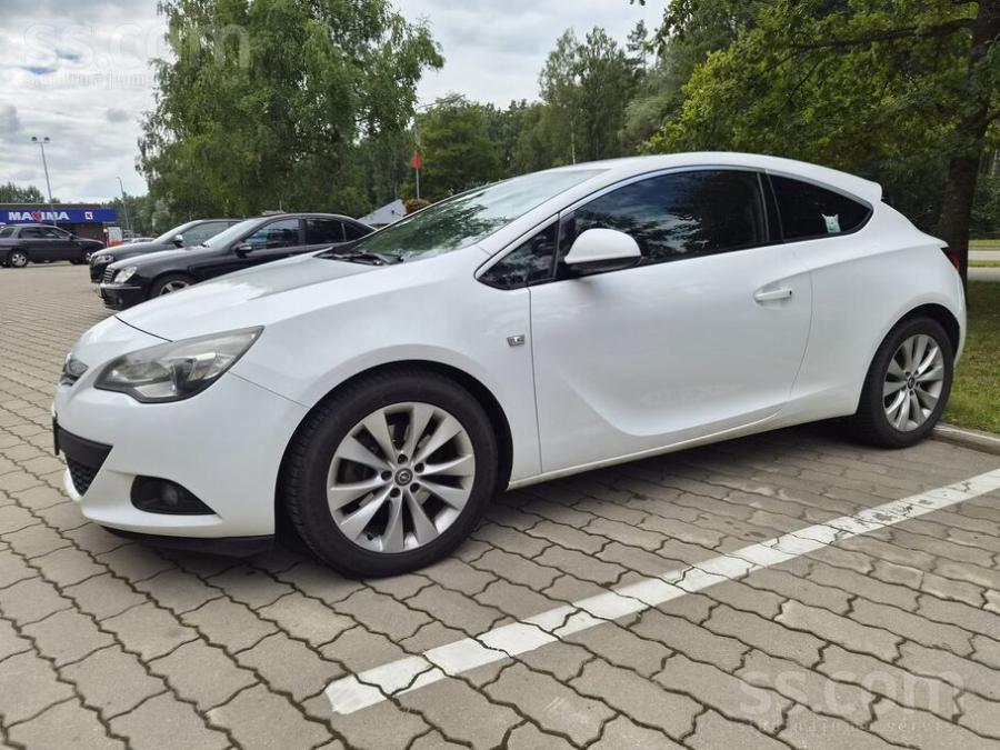 White Opel Astra 2012 in Riga, with an engine capacity of 1.70 L and mileage of 255 thousand km for 4500 €, photo 9 on AUTOMOTO.COM.LV