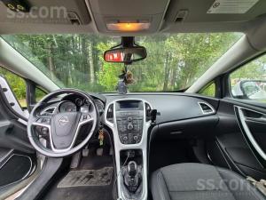 White Opel Astra 2012 in Riga, with an engine capacity of 1.70 L and mileage of 255 thousand km for 4500 €, photo 10 on AUTOMOTO.COM.LV