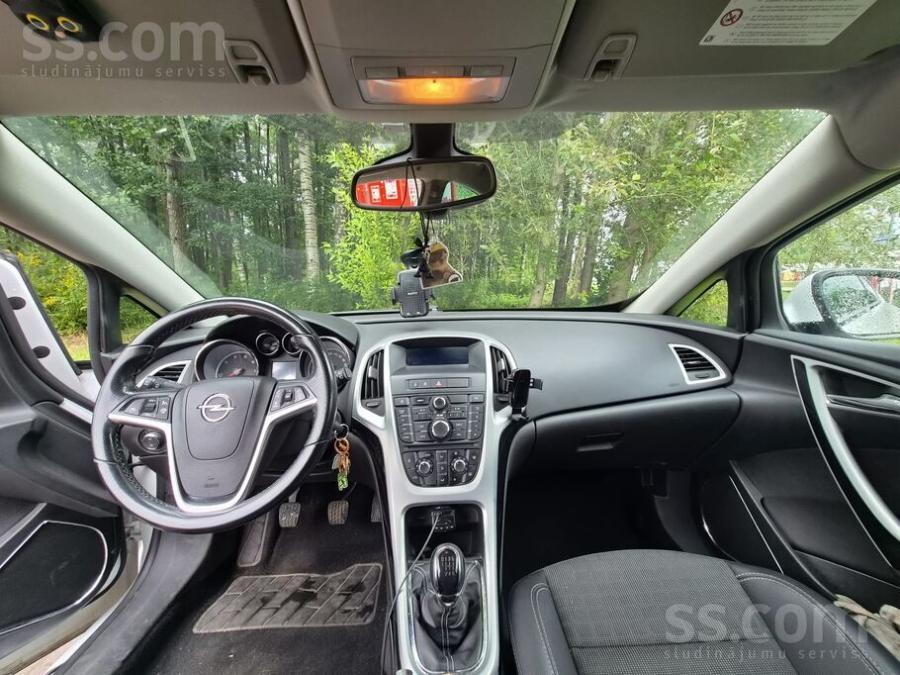 White Opel Astra 2012 in Riga, with an engine capacity of 1.70 L and mileage of 255 thousand km for 4500 €, photo 10 on AUTOMOTO.COM.LV