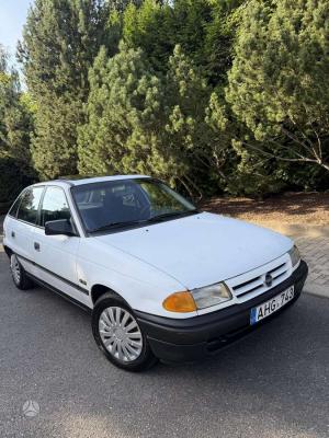 White Opel Astra 1992 in Vilnius, with an engine capacity of 1.80 L and mileage of 369 thousand km for 950 €, photo  on AUTOMOTO.COM.LV