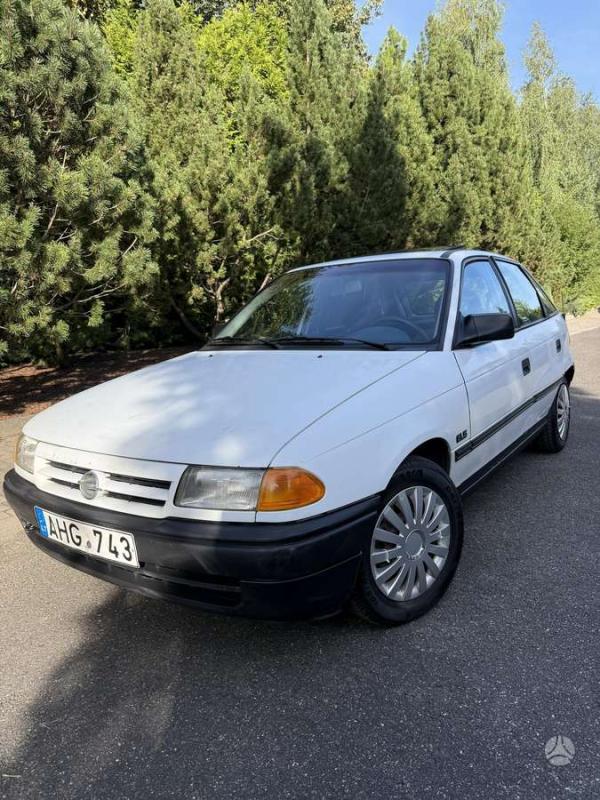 White Opel Astra 1992 in Vilnius, with an engine capacity of 1.80 L and mileage of 369 thousand km for 950 €, photo 2 on AUTOMOTO.COM.LV