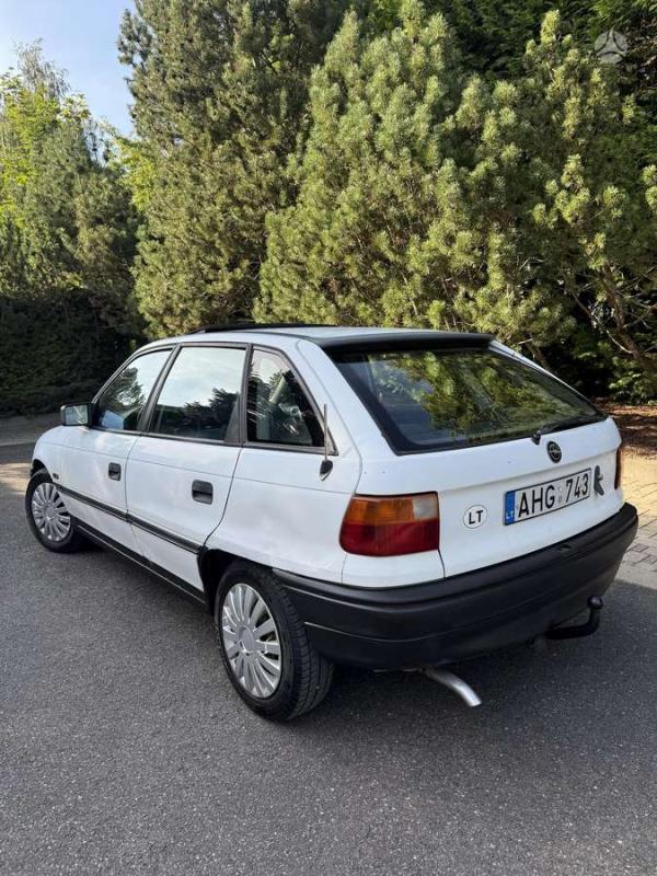 White Opel Astra 1992 in Vilnius, with an engine capacity of 1.80 L and mileage of 369 thousand km for 950 €, photo 6 on AUTOMOTO.COM.LV
