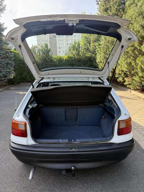 White Opel Astra 1992 in Vilnius, with an engine capacity of 1.80 L and mileage of 369 thousand km for 950 €, photo 9 on AUTOMOTO.COM.LV