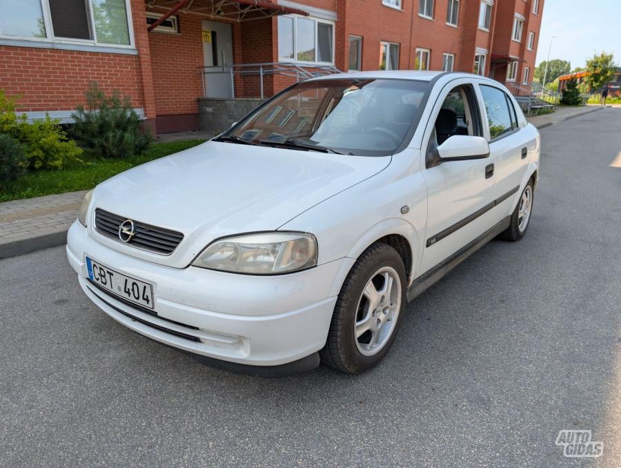 White Opel Astra 1998 in Klaipeda, with an engine capacity of 1.60 L and mileage of 236 thousand km for 850 €, photo 1 on AUTOMOTO.COM.LV
