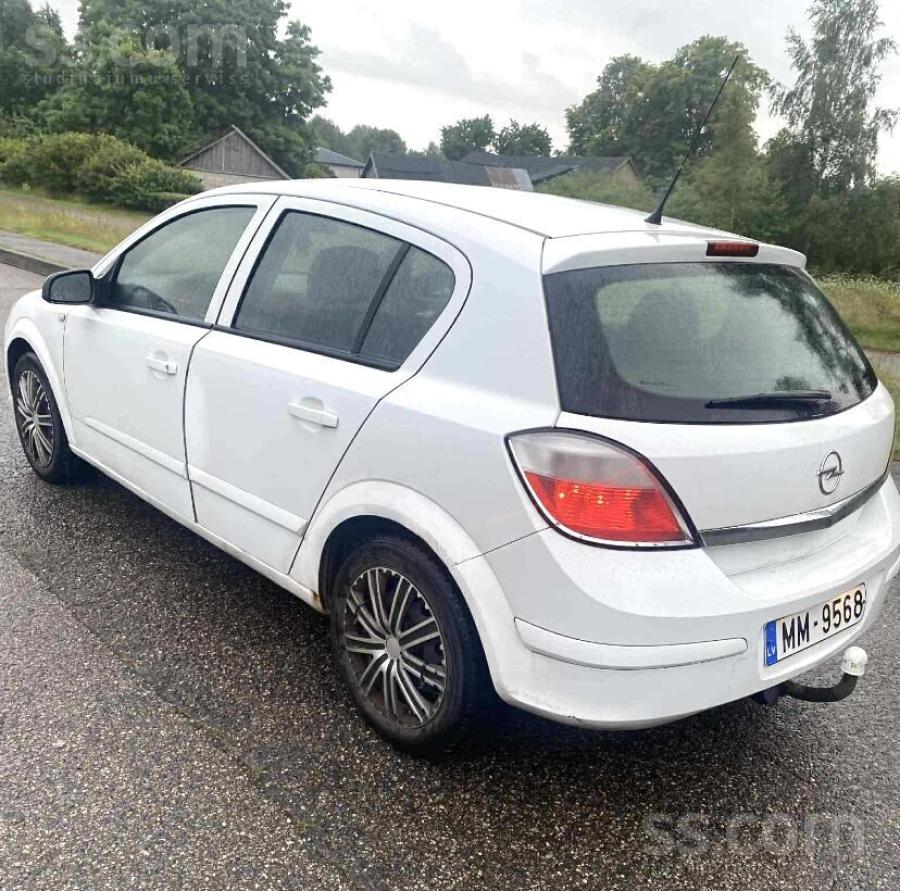 White Opel Astra 2006 in Ventspils, with an engine capacity of 1.90 L and mileage of 247 thousand km for 1700 €, photo 5 on AUTOMOTO.COM.LV