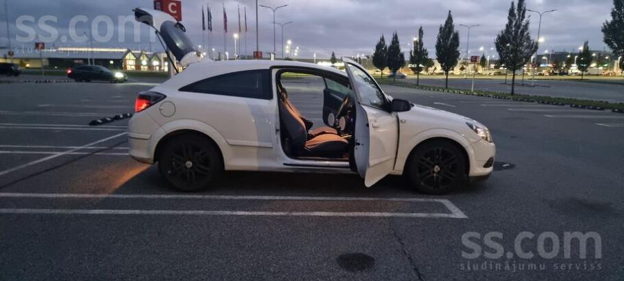 White Opel Astra 2006 in Riga, with an engine capacity of 1.70 L and mileage of 406 thousand km for 3290 €, photo 5 on AUTOMOTO.COM.LV
