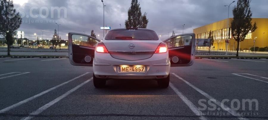 White Opel Astra 2006 in Riga, with an engine capacity of 1.70 L and mileage of 406 thousand km for 3290 €, photo 6 on AUTOMOTO.COM.LV