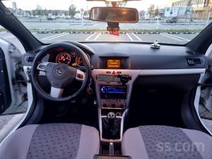 White Opel Astra 2006 in Riga, with an engine capacity of 1.70 L and mileage of 406 thousand km for 3290 €, photo 11 on AUTOMOTO.COM.LV