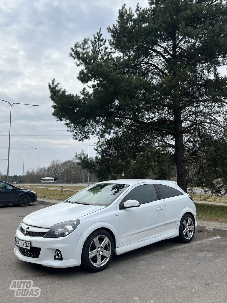White Opel Astra 2008 in Vilnius, with an engine capacity of 1.90 L and mileage of 280 thousand km for 1600 €, photo 1 on AUTOMOTO.COM.LV