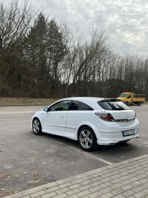 White Opel Astra 2008 in Vilnius, with an engine capacity of 1.90 L and mileage of 280 thousand km for 1600 €, photo 8 on AUTOMOTO.COM.LV