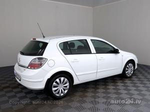 White Opel Astra 2008 in Tallinn, with an engine capacity of 1.60 L and mileage of 249 thousand km for 1199 €, photo 4 on AUTOMOTO.COM.LV