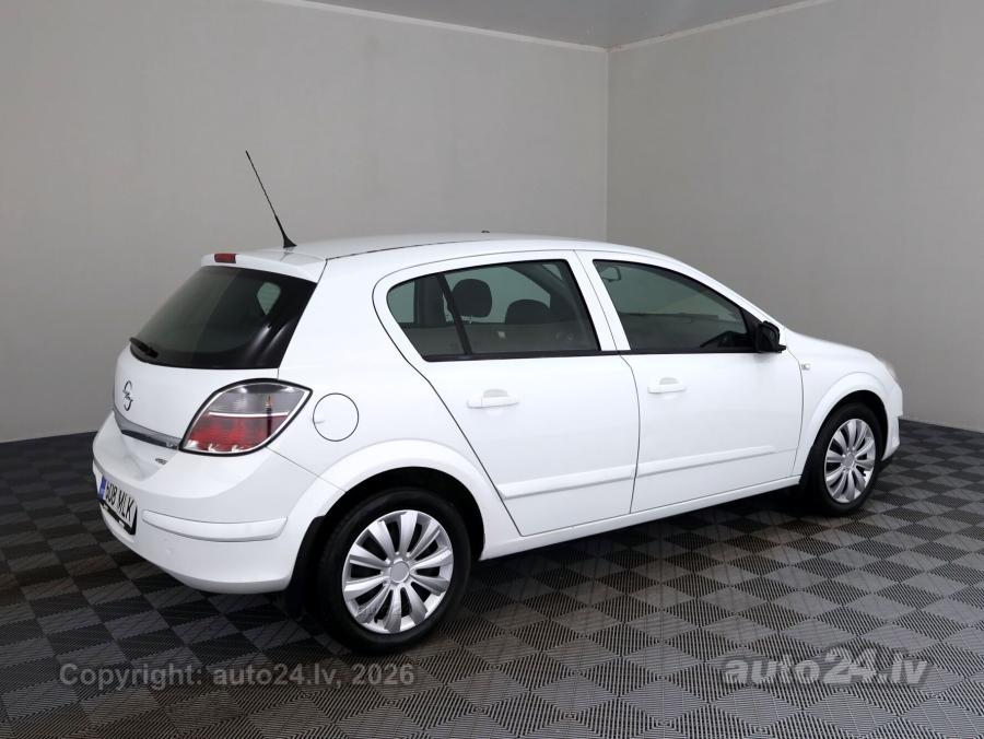 White Opel Astra 2008 in Tallinn, with an engine capacity of 1.60 L and mileage of 249 thousand km for 1199 €, photo 4 on AUTOMOTO.COM.LV
