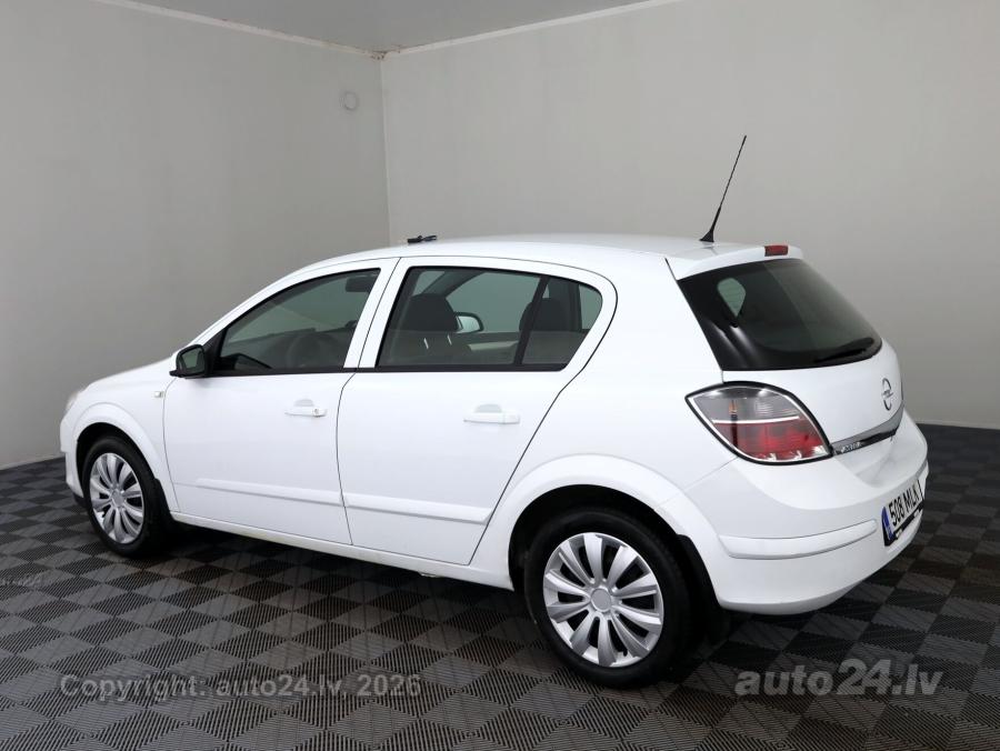 White Opel Astra 2008 in Tallinn, with an engine capacity of 1.60 L and mileage of 249 thousand km for 1199 €, photo 5 on AUTOMOTO.COM.LV
