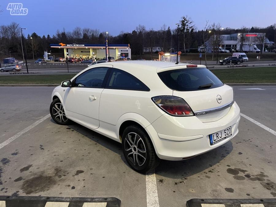 White Opel Astra 2009 in Alytus, with an engine capacity of 1.70 L and mileage of 293 thousand km for 1000 €, photo 3 on AUTOMOTO.COM.LV
