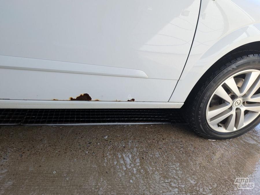 Balts Opel Astra 2009 Šauļi, ar dzinēja tilpumu 1.70 L un nobraukumu 292 tūkst. km par 700 €, foto 6 vietnē AUTOMOTO.COM.LV