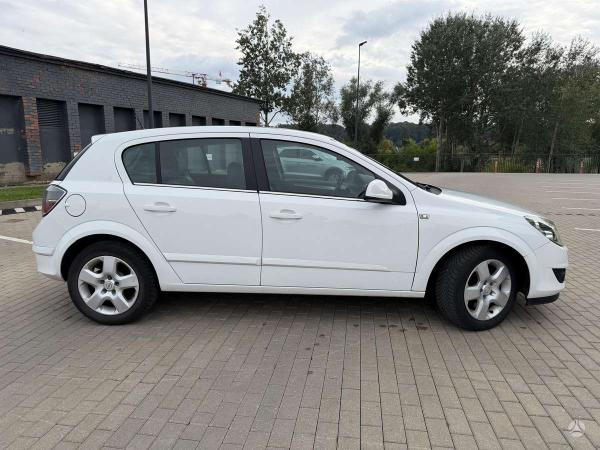 Balts Opel Astra 2009 Kauņa, ar dzinēja tilpumu 1.69 L un nobraukumu 206 tūkst. km par 2200 €, foto 5 vietnē AUTOMOTO.COM.LV
