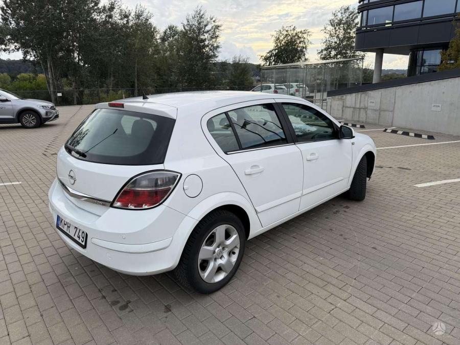 Balts Opel Astra 2009 Kauņa, ar dzinēja tilpumu 1.69 L un nobraukumu 206 tūkst. km par 2200 €, foto 6 vietnē AUTOMOTO.COM.LV