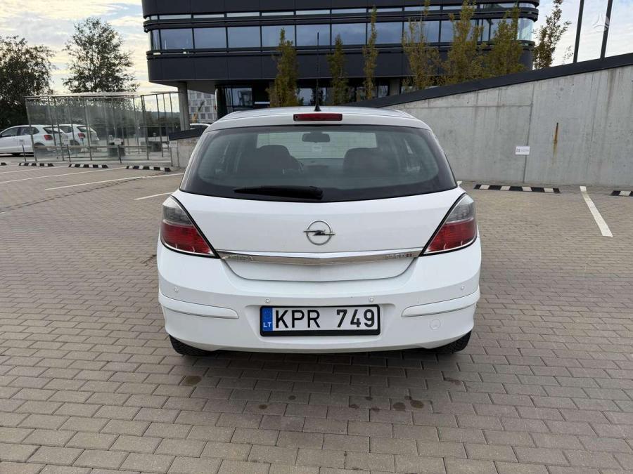 Balts Opel Astra 2009 Kauņa, ar dzinēja tilpumu 1.69 L un nobraukumu 206 tūkst. km par 2200 €, foto 7 vietnē AUTOMOTO.COM.LV