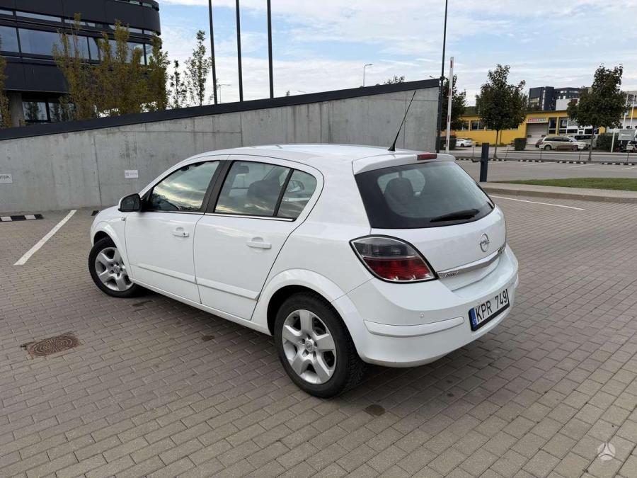 Balts Opel Astra 2009 Kauņa, ar dzinēja tilpumu 1.69 L un nobraukumu 206 tūkst. km par 2200 €, foto 8 vietnē AUTOMOTO.COM.LV